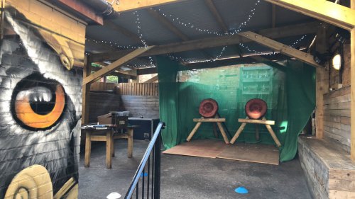 Axe throwing bars: the latest trend in team building - On Targett Events